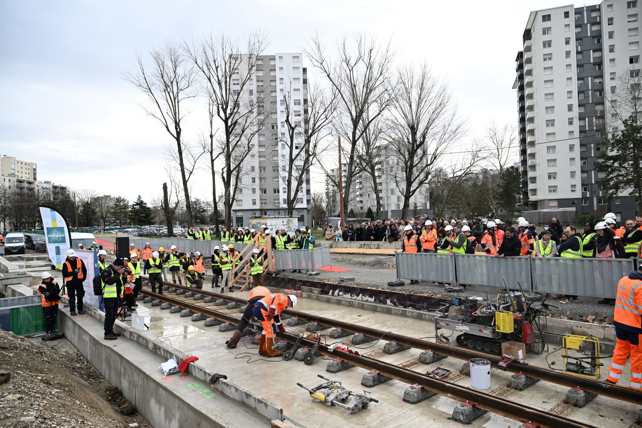 Tramway T9 à Lyon : première soudure de rail - ETF
